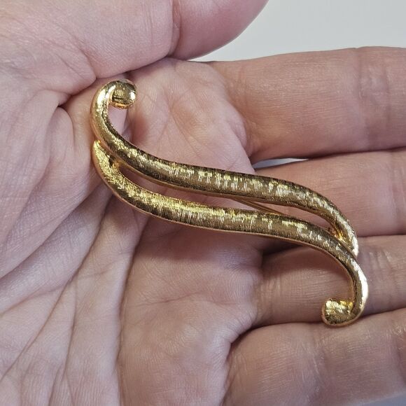 AK Anne Klein | Jewelry | Vintage Ak Anne Klein Gold Tone Ribbon Banner ...